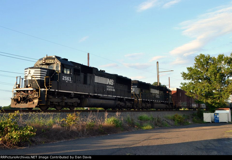 NS SD70 2563 leads 17G